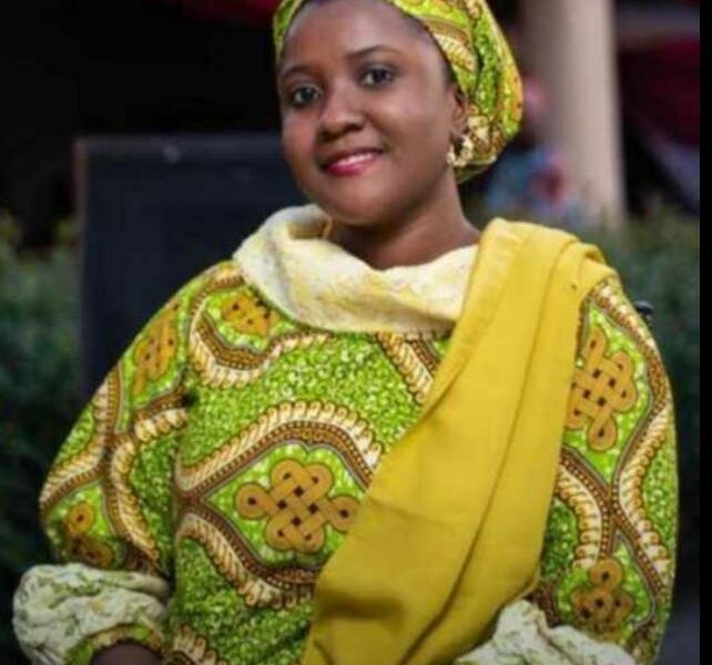 Fareeda:The Favourite Fan Of Her Father - Nigerian Tracker News